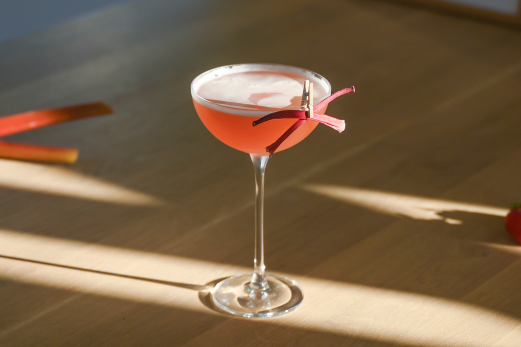 Rhuby Daiquiri - et sommerligt jordbær-rabarber twist på Daiquiri