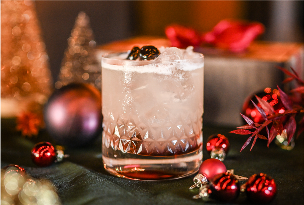 Christmas Frost Sour - en frisk akvavit-cocktail med noter af kirsebær